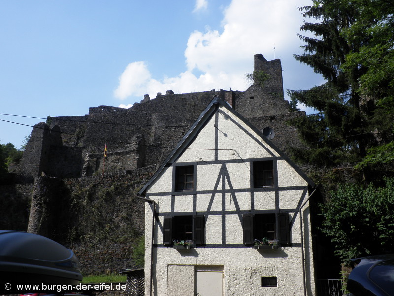 Manderscheider Niederburg | Burgen der Eifel