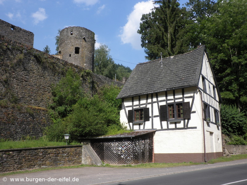 Manderscheider Niederburg | Burgen der Eifel